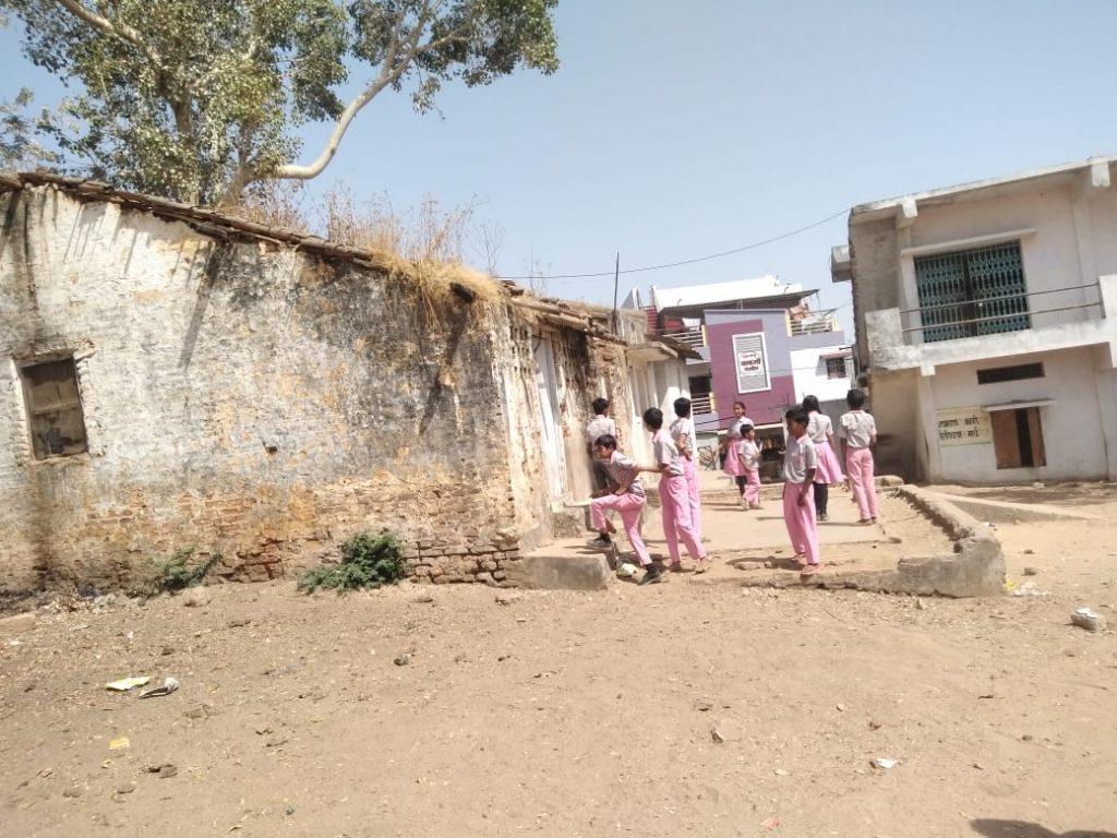 हादसों को न्योता देते खंडहर भवन, जिम्मेदारों है बेपरवाह - Jhabua Live ...