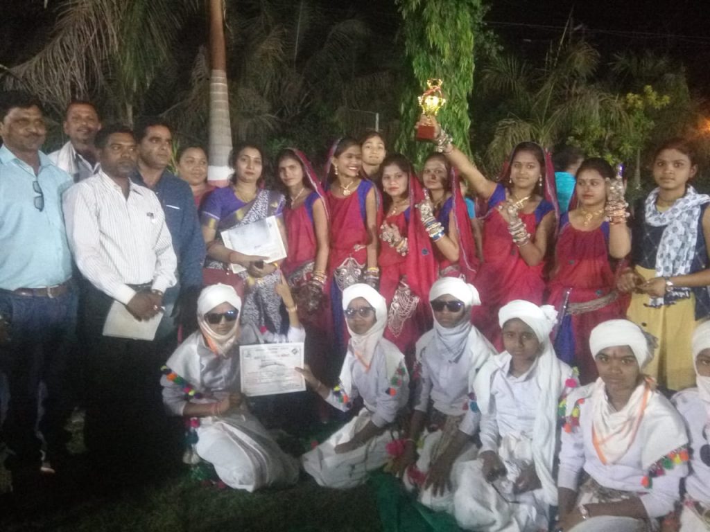 उत्कृष्ट उमावि के आदिवासी नृत्य दल ने शानदार प्रदर्शन कर अपने नाम की ...
