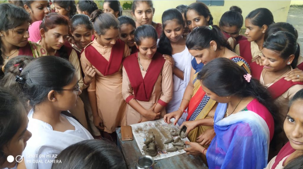 पर्यावरण संरक्षण के लिए संकल्प ग्रुप ने दिया स्कूलों में मिट्टी के ...