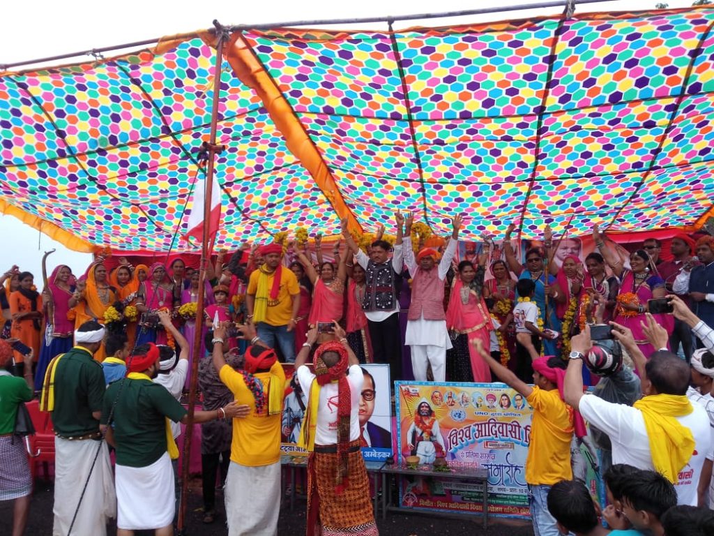 झमाझम बारिश में विश्व आदिवासी दिवस का सफल आयोजन हुआ सम्पन्न - Jhabua ...