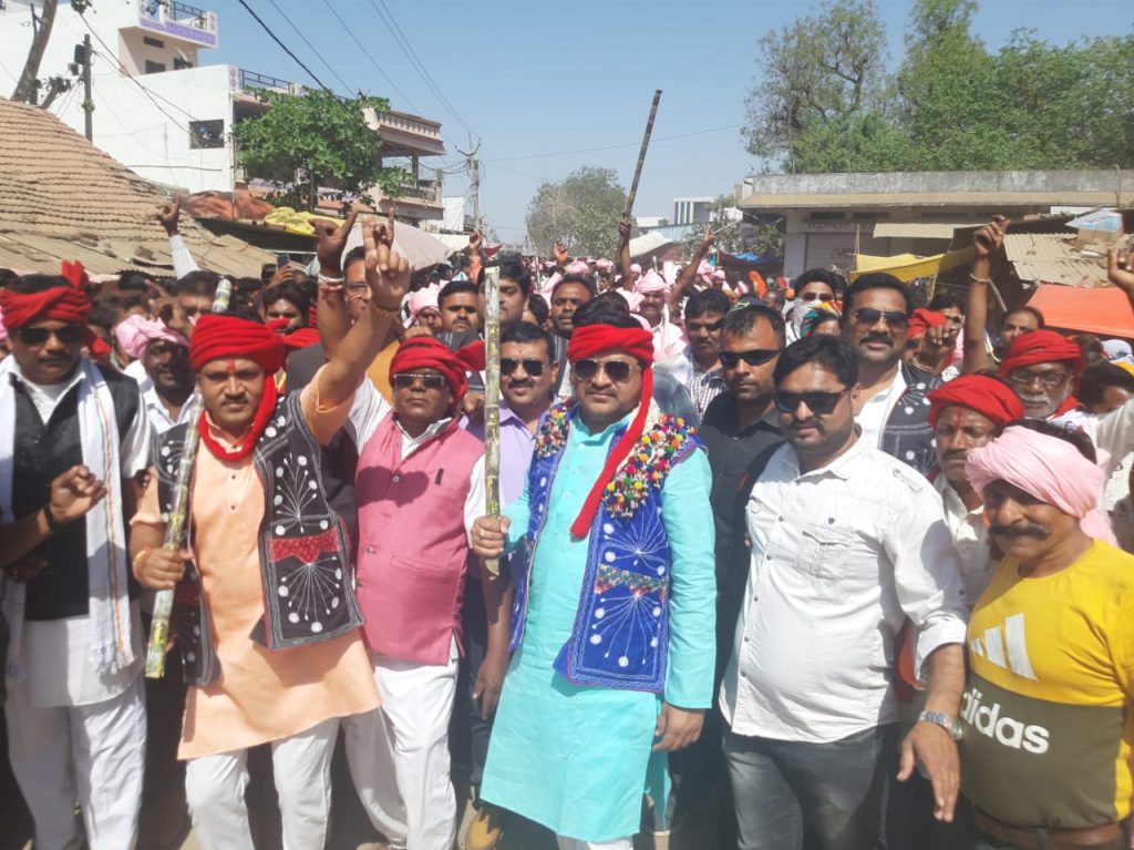 भगोरिया में विधायक पटेल और जिला कांग्रेस अध्यक्ष पटेल ने बांधा समां ...