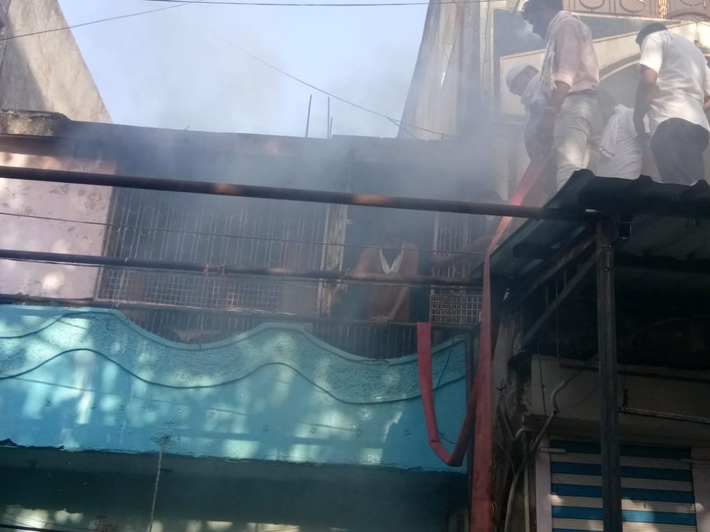अज्ञात कारणों से मकान व दुकान में लगी आग, युवाओं के 2 घंटे के प्रयासों ...