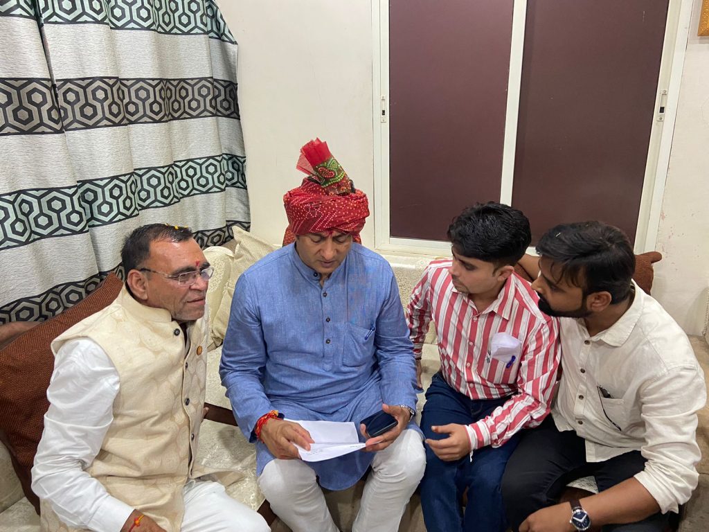 खंडाला स्टेशन तक ट्रेन चालू करने हेतु भाजयुमो मंडल अध्यक्ष ने प्रभारी ...