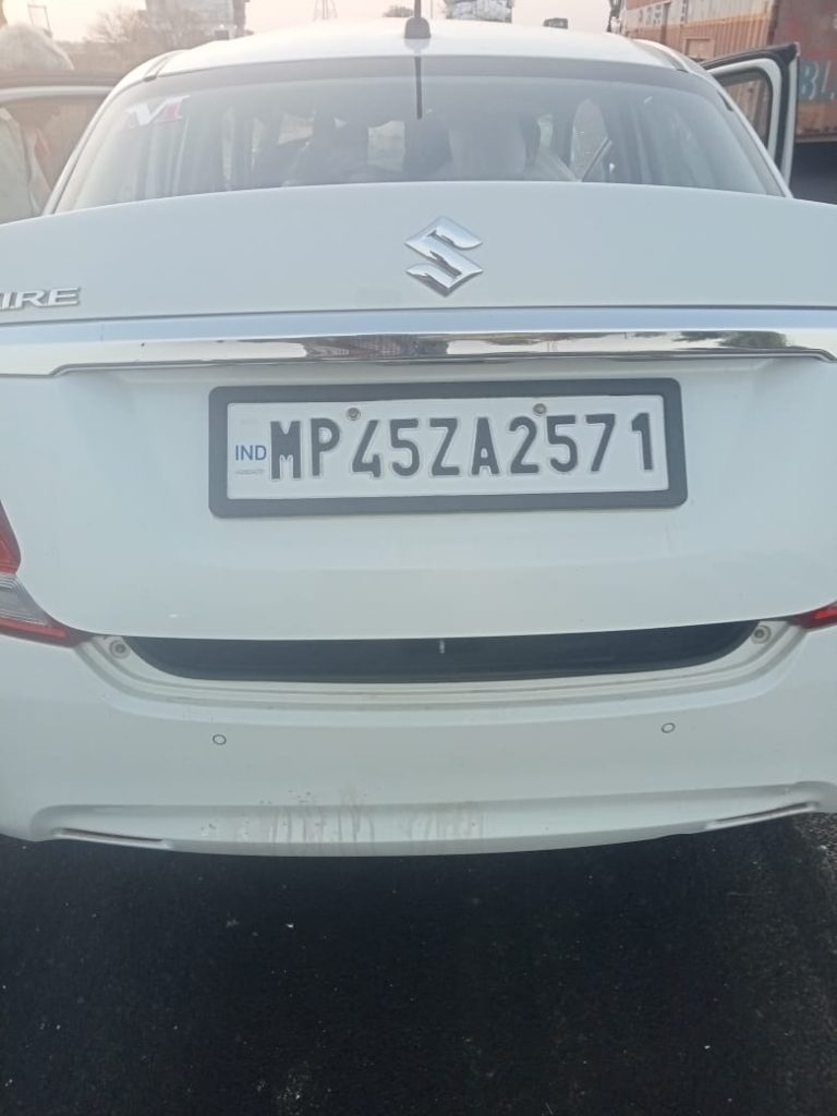 तड़के हुआ बड़ा हादसा - चलती कार ट्राले में पीछे से घुसी - 4 की मौत ...