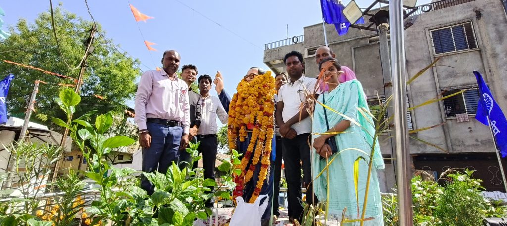 संविधान निर्माता बाबा साहेब डॉ भीमराव अंबेडकर की जयंती धूमधाम से मनाई ...