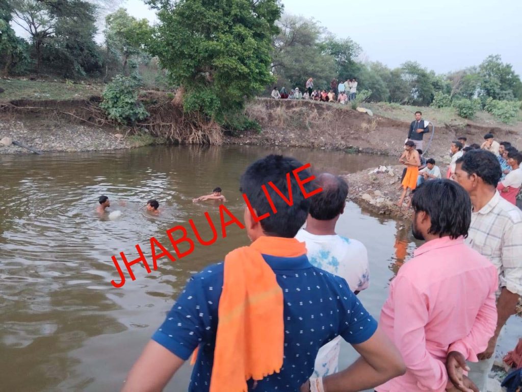 तालाब में डूबी दो मासूम बच्चियां, ग्रामीणों ने शुरू किया रेस्क्यू ...